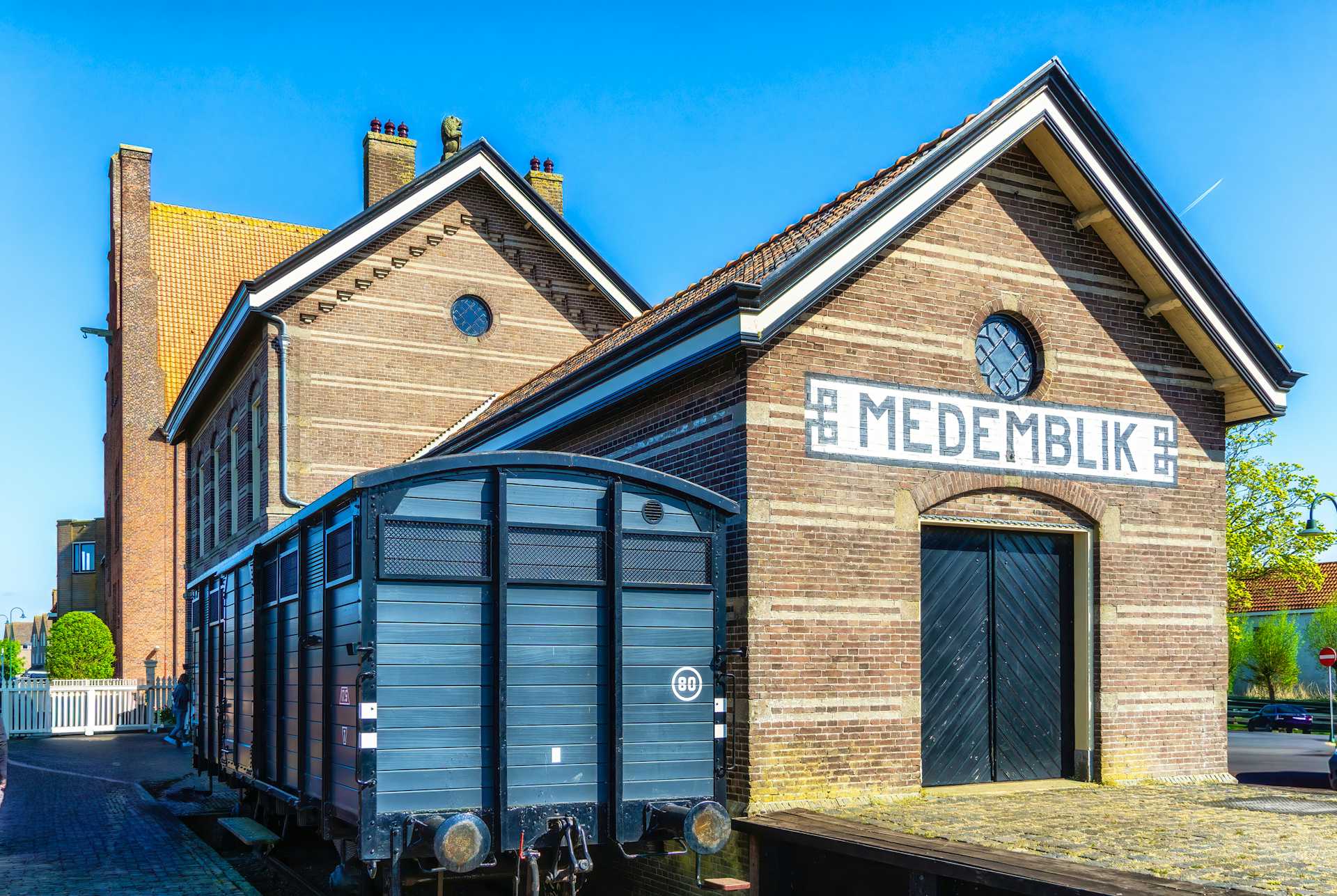 Daytrip: Private Car Transfers with Sightseeing