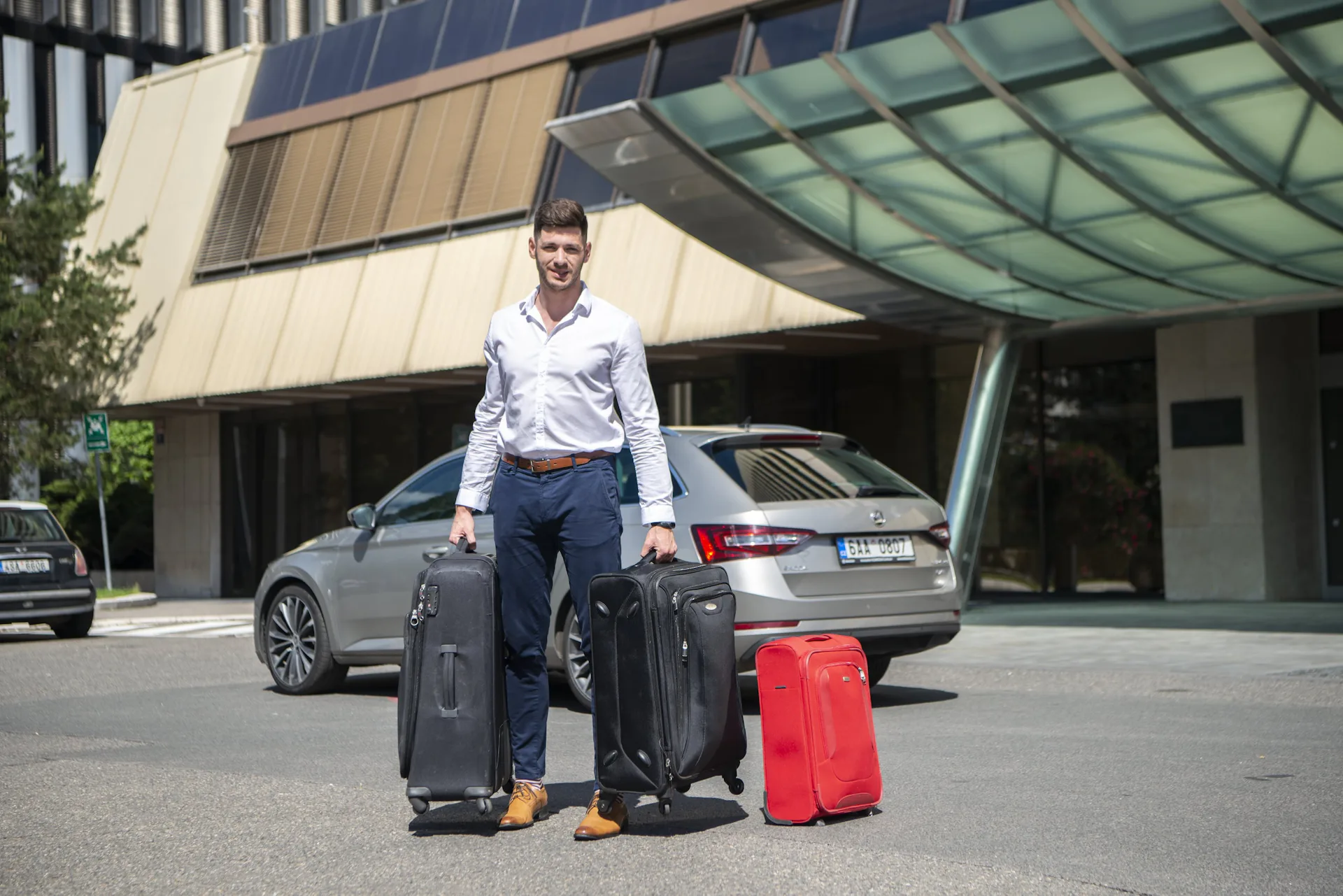 Daytrip: Private Car Transfers with Sightseeing